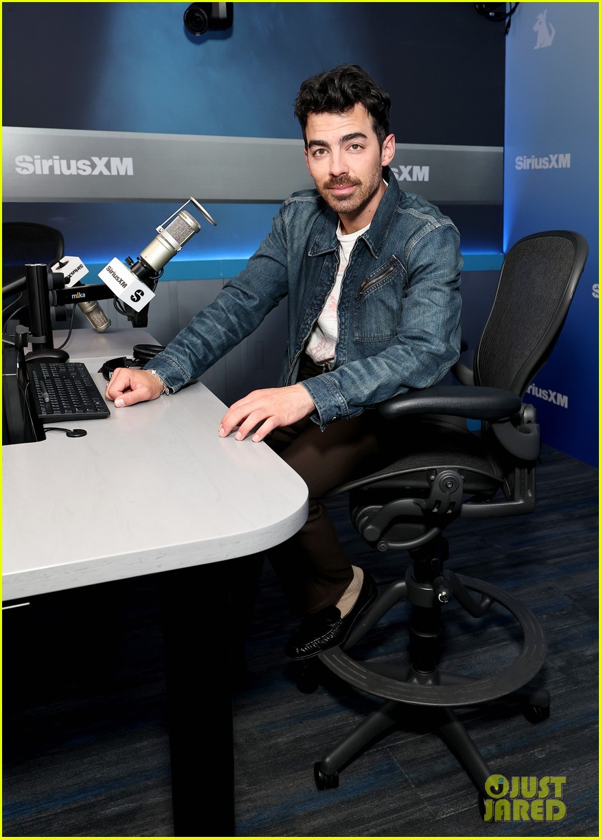 Joe Jonas Settles Fan Debate Over His Eye Color With New Instagram Post: Photo 5150568 | Joe ...