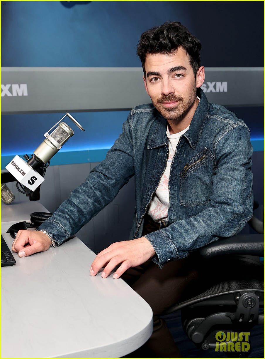 Joe Jonas Settles Fan Debate Over His Eye Color With New Instagram Post ...