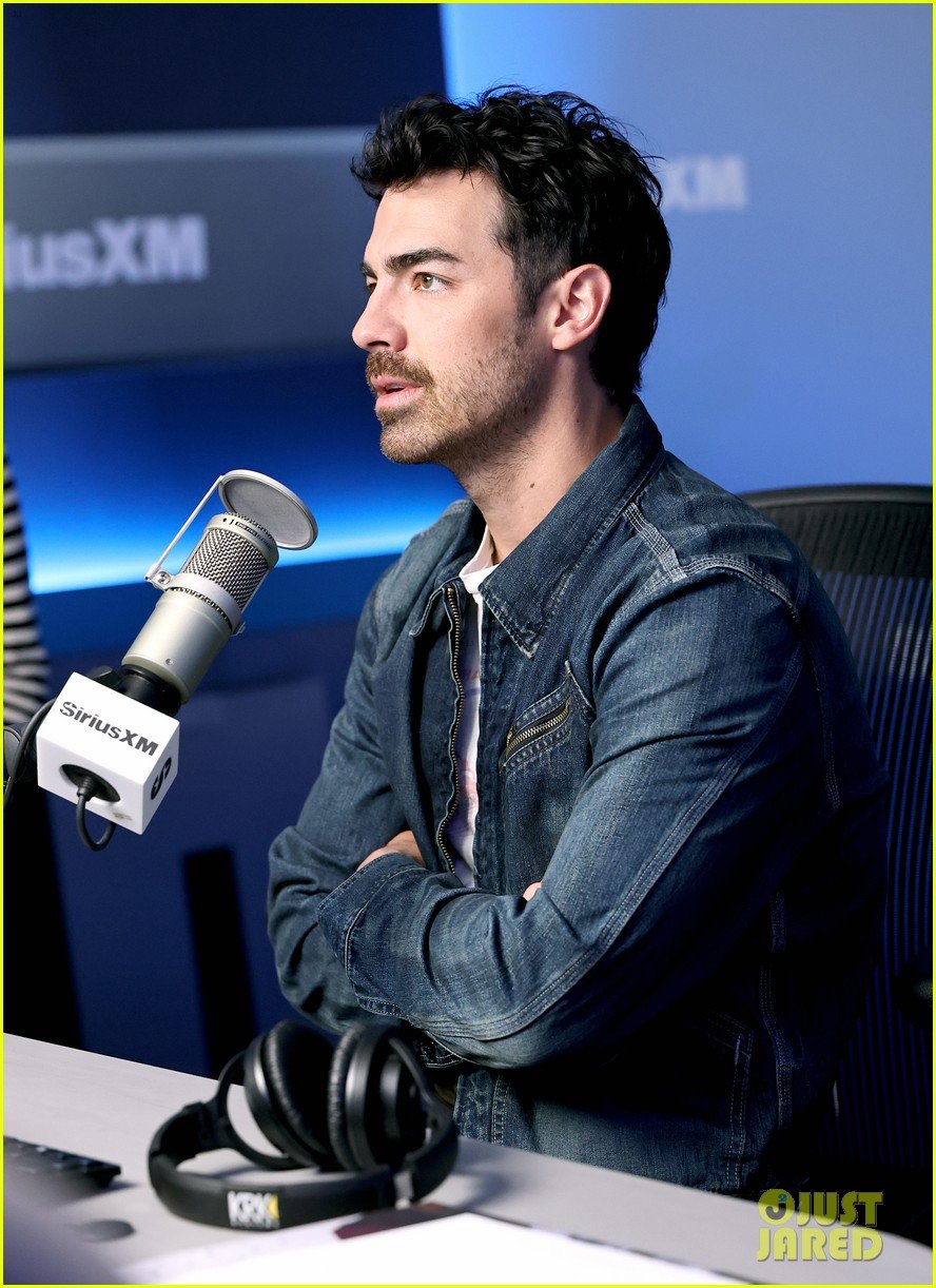 Joe Jonas Settles Fan Debate Over His Eye Color With New Instagram Post ...