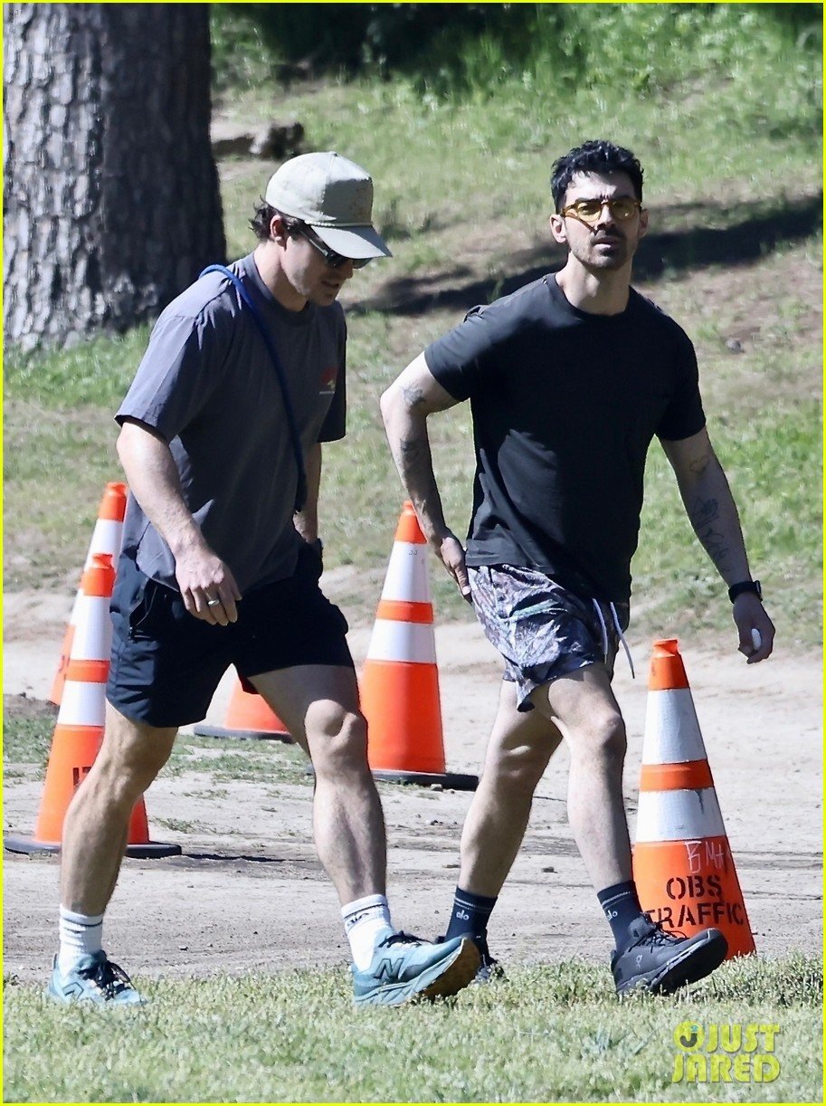 Joe Jonas & Spencer Neville Roll Up Their Sleeves, Show Off Biceps On ...