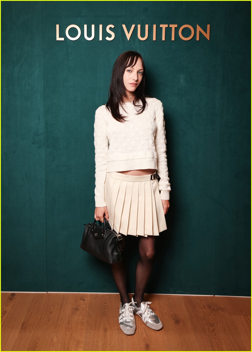 Phoebe Dynevor, Haim Sisters, & More Wear Louis Vuitton's New Sneakers at L.A. Launch Event ...