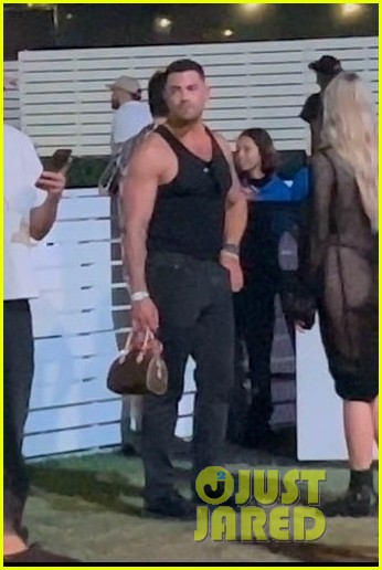 Jesse Metcalfe Shows Off His Buff Muscles at Coachella 2025 with ...
