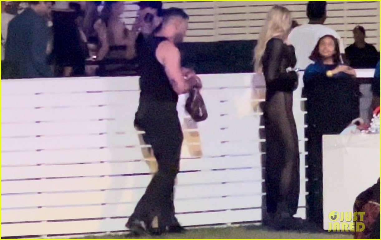 Jesse Metcalfe Shows Off His Buff Muscles at Coachella 2025 with ...