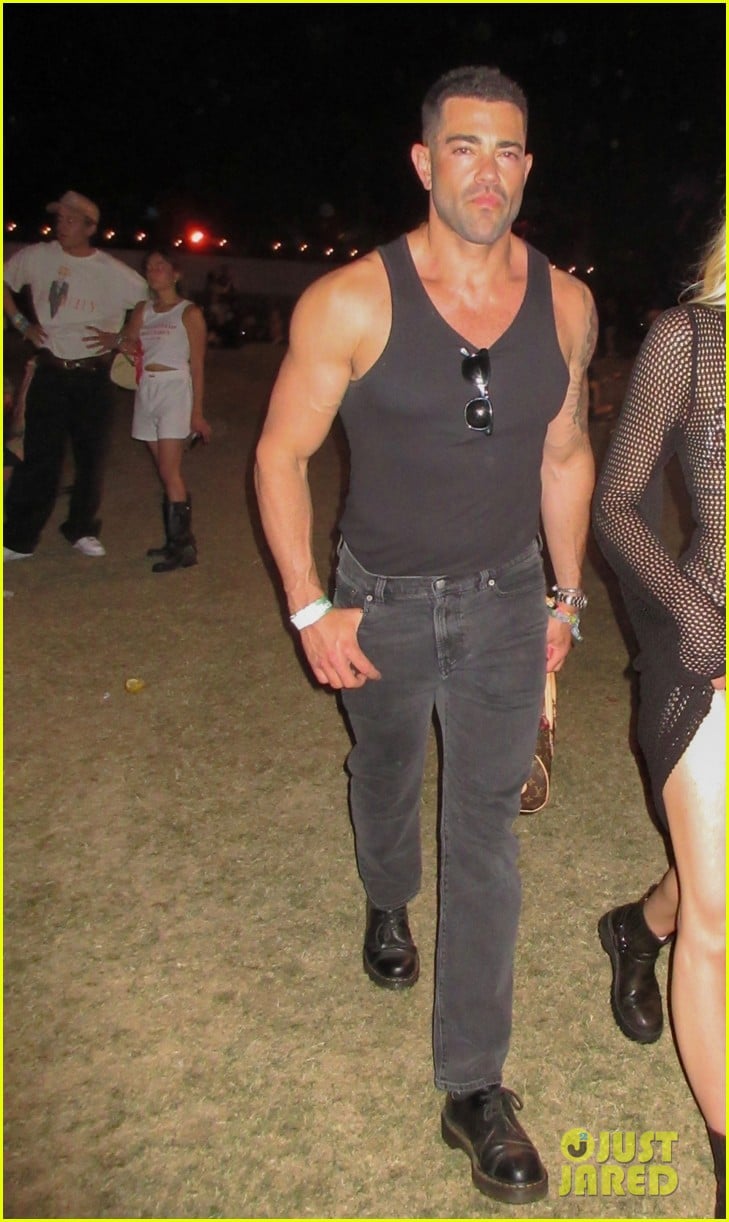 Jesse Metcalfe Shows Off His Buff Muscles at Coachella 2025 with ...