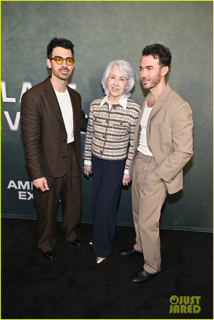 Nick Jonas Gets Support From Wife Priyanka Chopra & His Brothers at ...