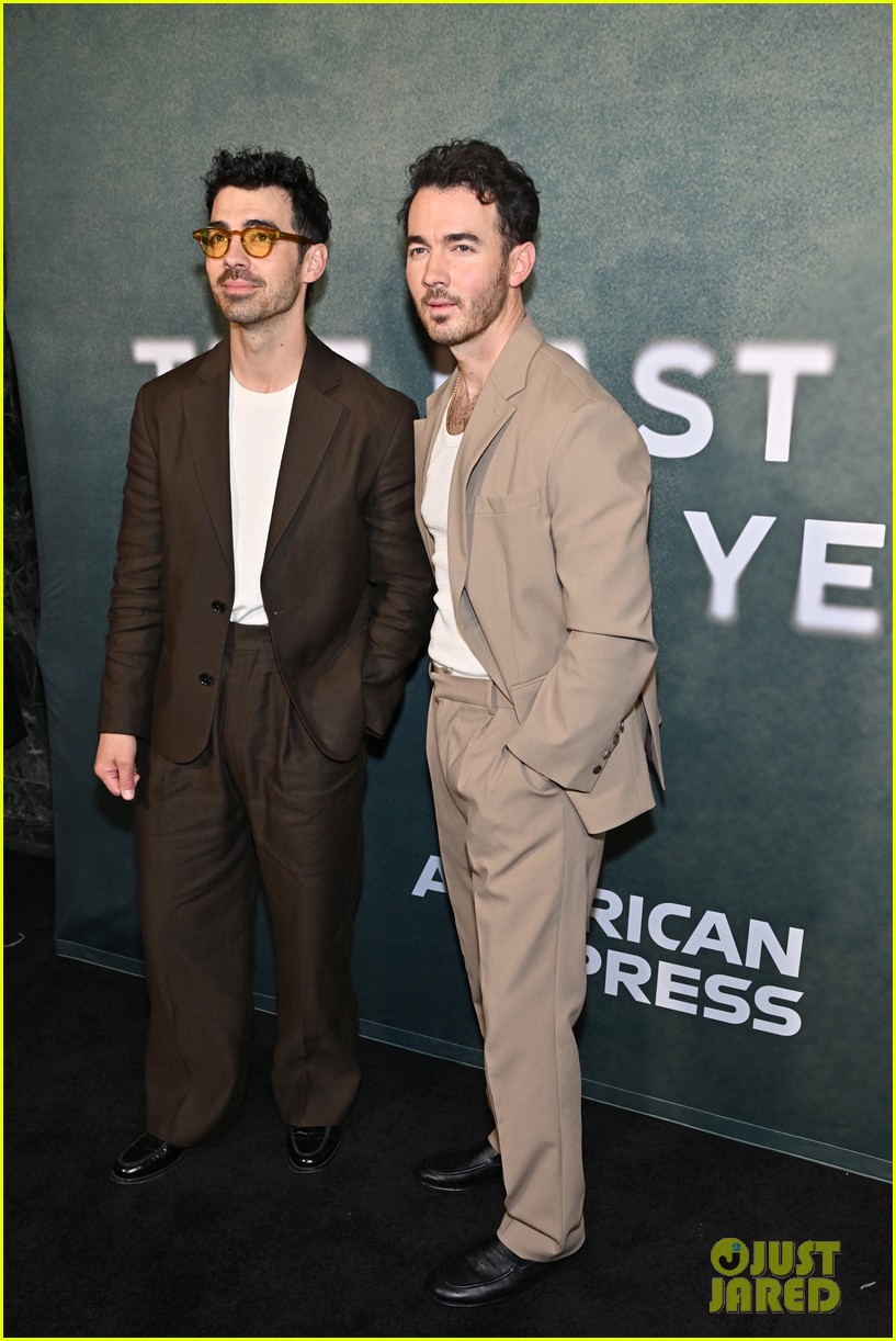 Nick Jonas Gets Support From Wife Priyanka Chopra & His Brothers at ...