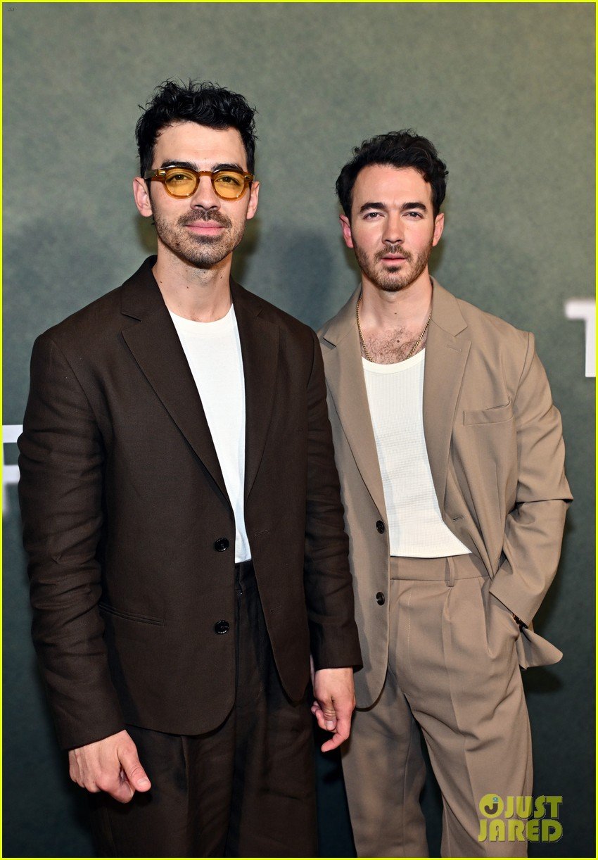 Nick Jonas Gets Support From Wife Priyanka Chopra & His Brothers at ...