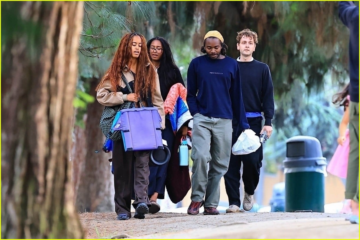 Malia & Sasha Obama Spotted Enjoying an Easter Sunday Picnic with ...