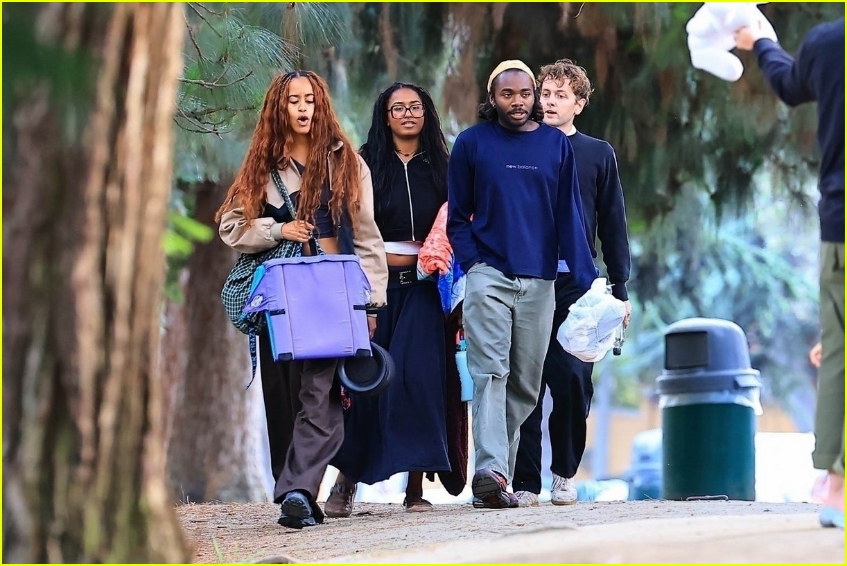 Malia & Sasha Obama Spotted Enjoying an Easter Sunday Picnic with ...