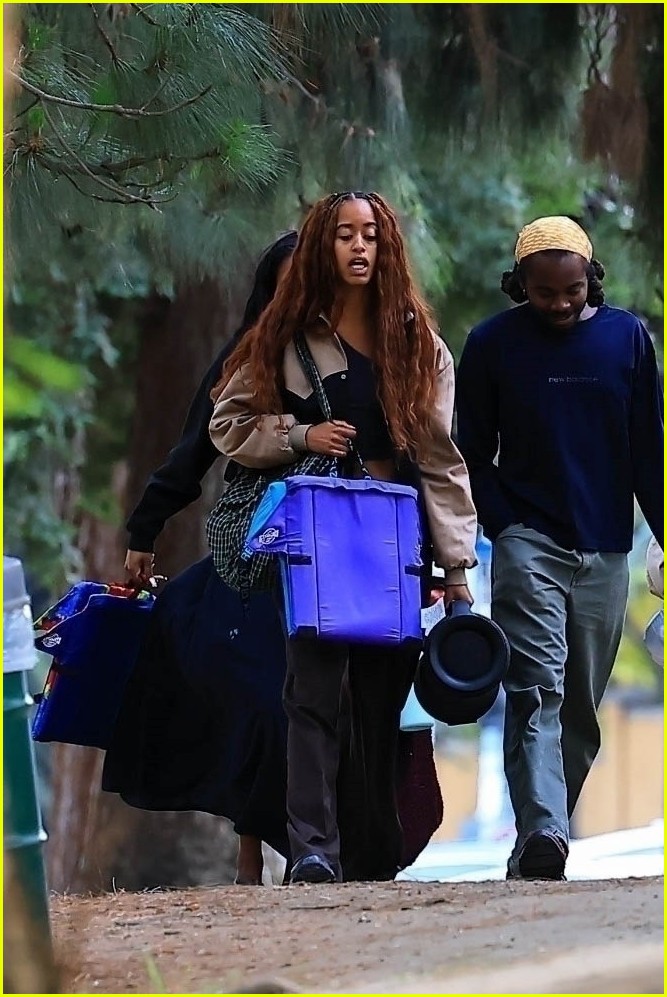 Malia & Sasha Obama Spotted Enjoying an Easter Sunday Picnic with ...