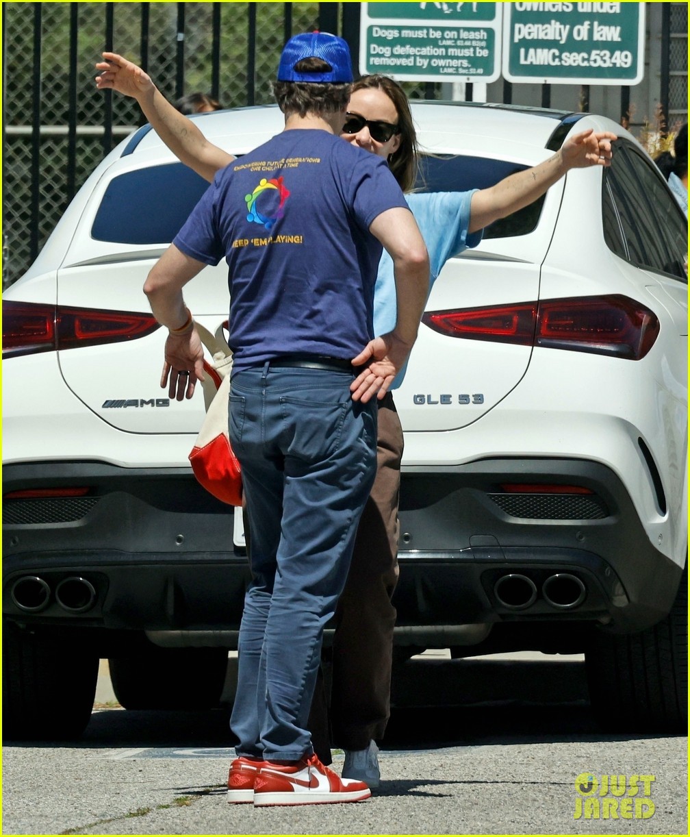 Exes Olivia Wilde & Jason Sudeikis Share Hug During a Sunday Afternoon ...