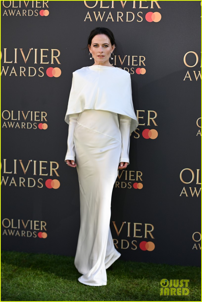 Marvel Stars Cate Blanchett, Tom Hiddleston & Hayley Atwell Serve as ...