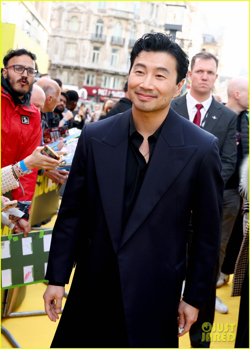 Pedro Pascal Shows Support for Trans Rights with His 'Thunderbolts' Premiere Outfit!: Photo ...