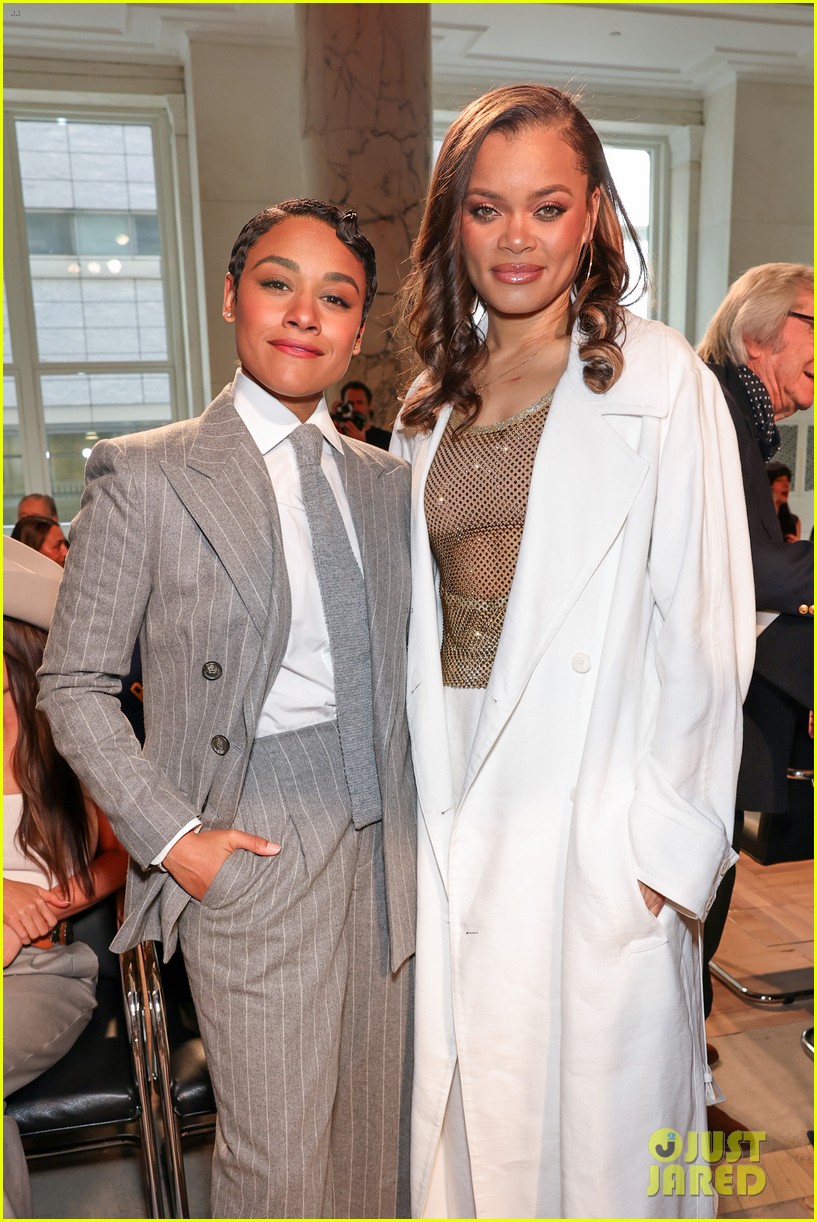 Anne Hathaway Sits Front Row with Michelle Williams & Naomi Watts at ...