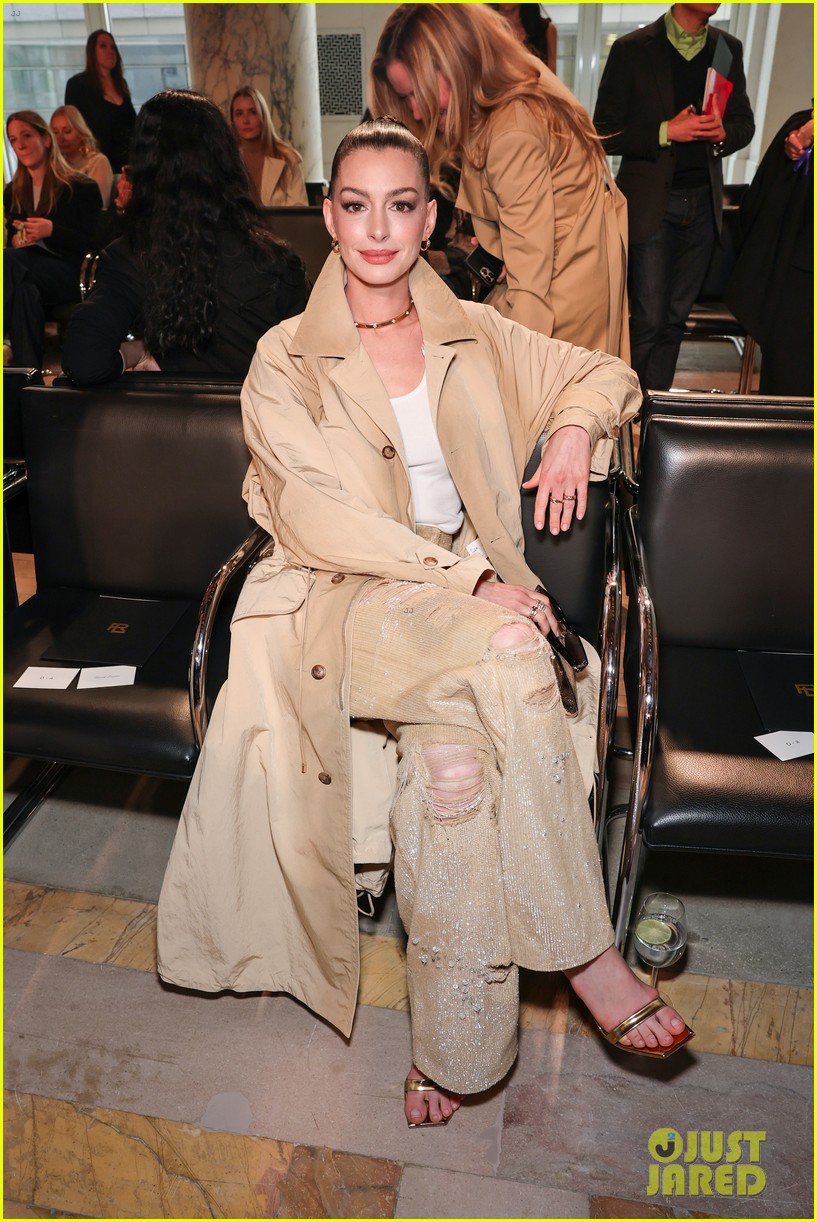 Anne Hathaway Sits Front Row with Michelle Williams & Naomi Watts at ...