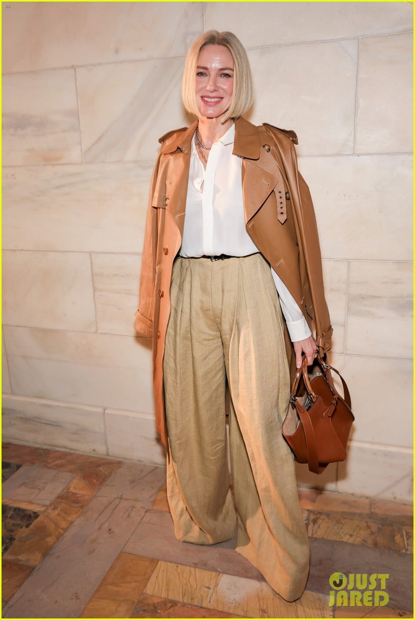 Anne Hathaway Sits Front Row with Michelle Williams & Naomi Watts at ...