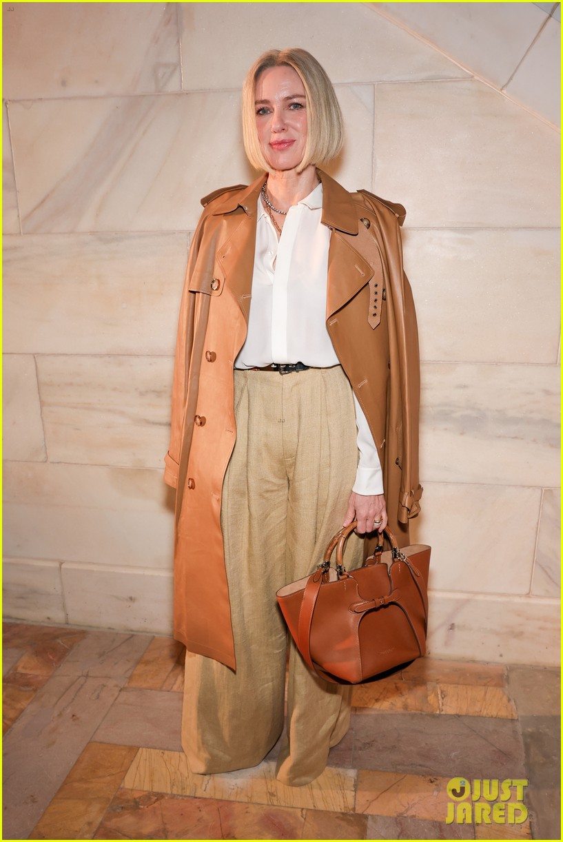 Anne Hathaway Sits Front Row with Michelle Williams & Naomi Watts at ...