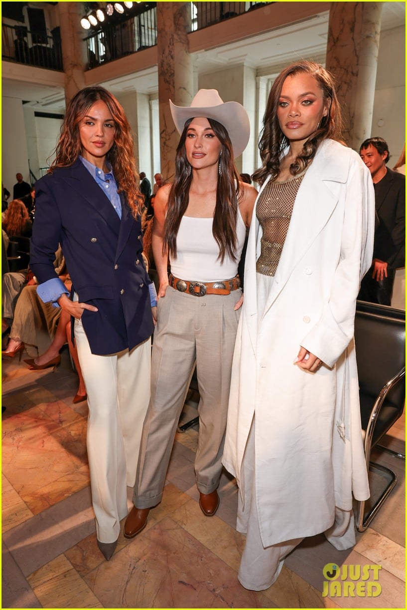 Anne Hathaway Sits Front Row with Michelle Williams & Naomi Watts at ...