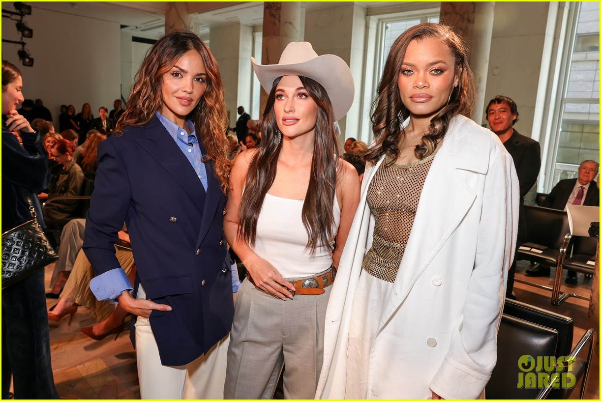 Anne Hathaway Sits Front Row with Michelle Williams & Naomi Watts at ...