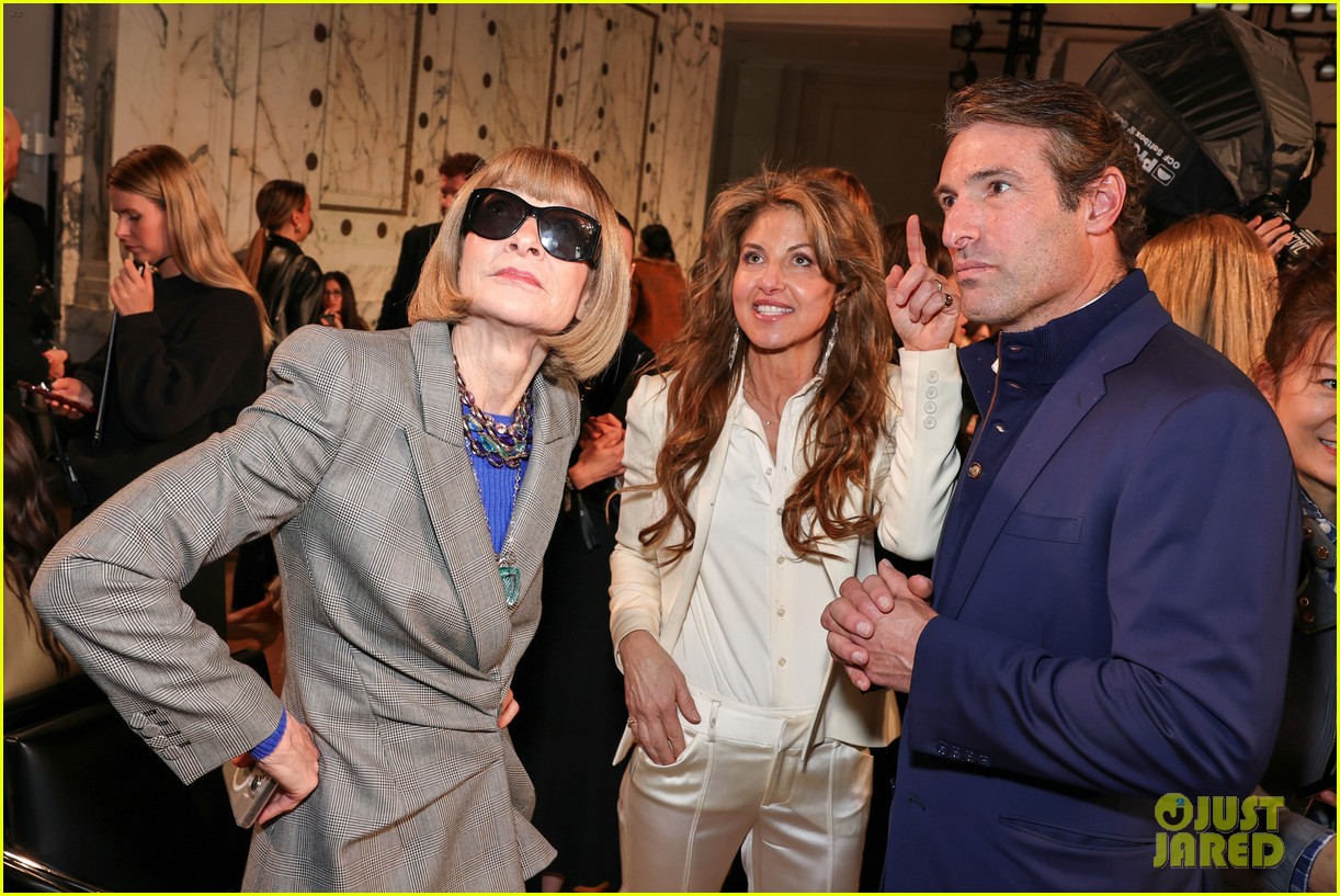 Anne Hathaway Sits Front Row with Michelle Williams & Naomi Watts at ...