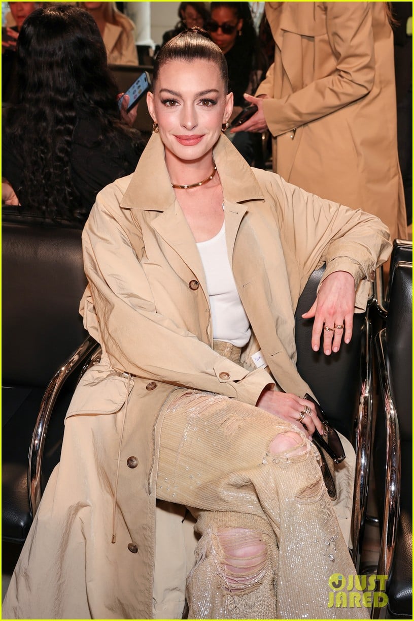 Anne Hathaway Sits Front Row with Michelle Williams & Naomi Watts at ...