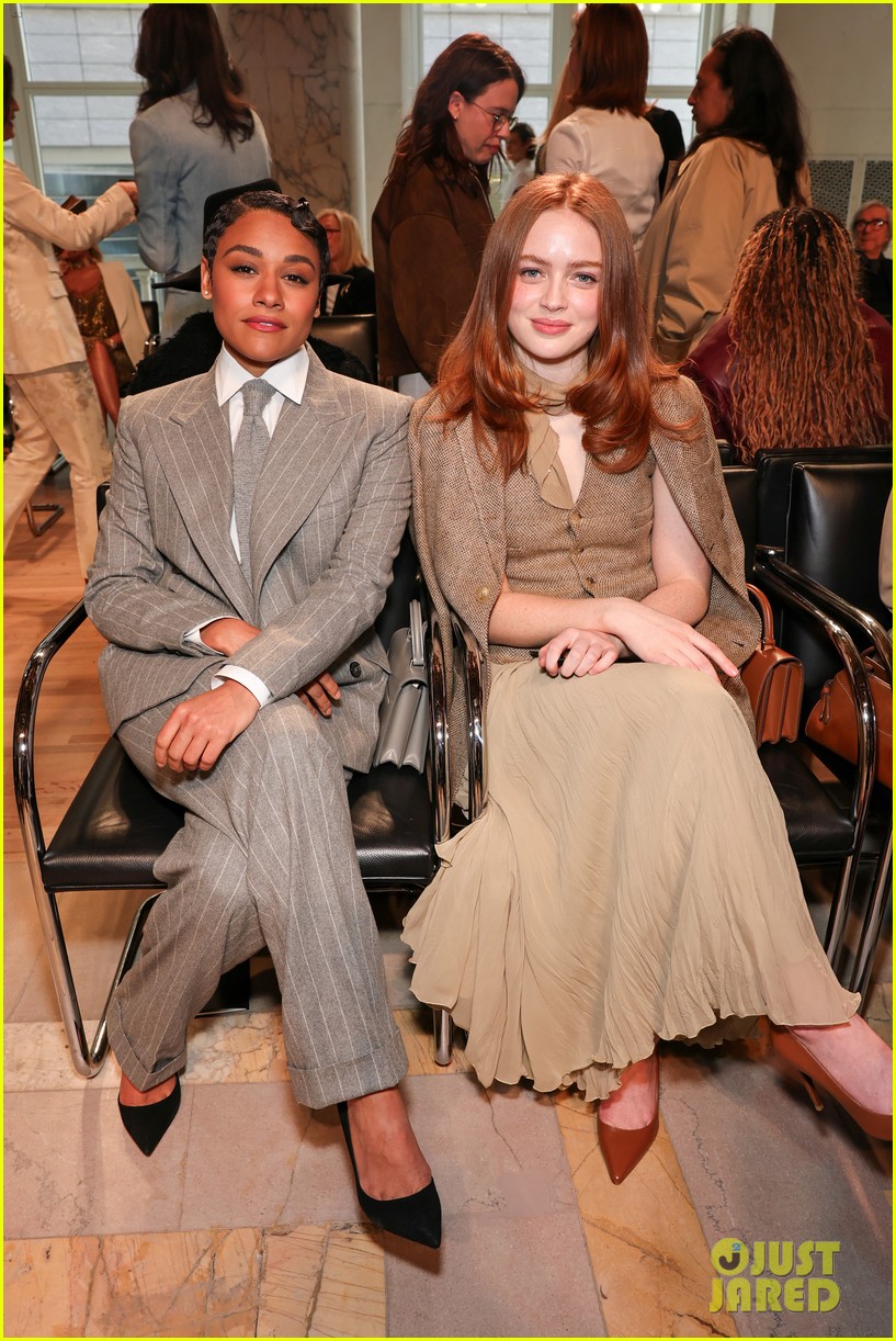 Anne Hathaway Sits Front Row with Michelle Williams & Naomi Watts at ...