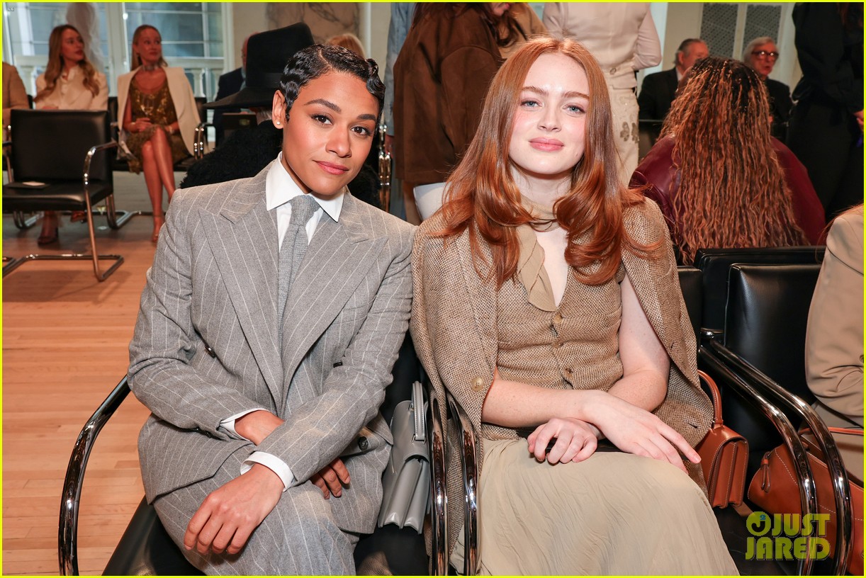 Anne Hathaway Sits Front Row with Michelle Williams & Naomi Watts at ...