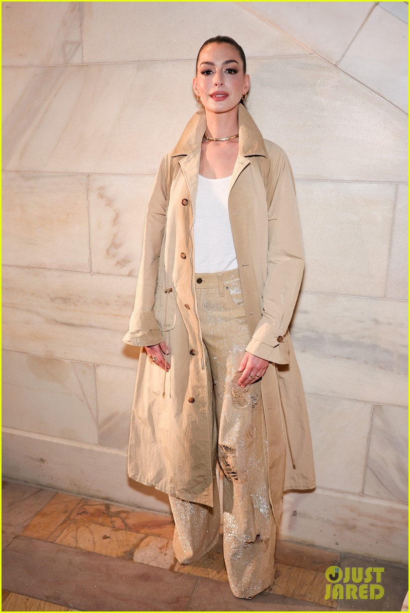 Anne Hathaway Sits Front Row with Michelle Williams & Naomi Watts at ...