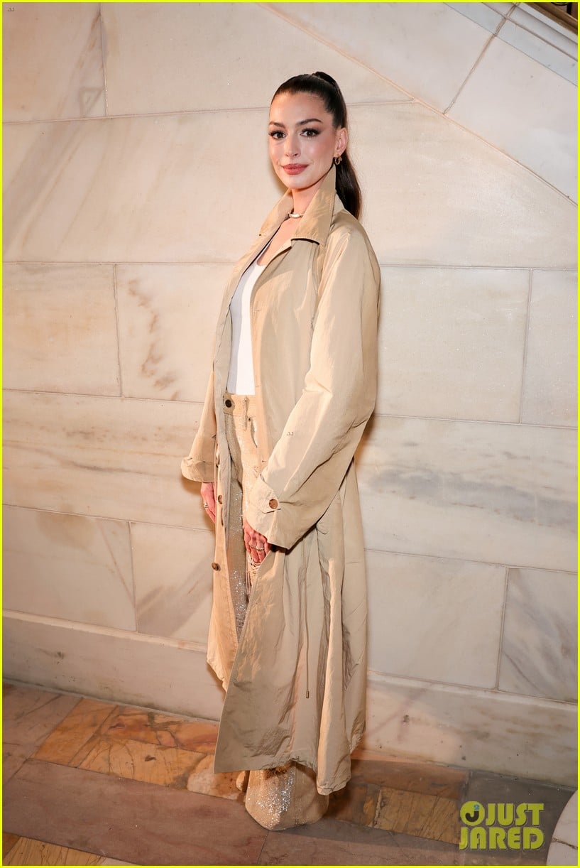 Anne Hathaway Sits Front Row with Michelle Williams & Naomi Watts at ...