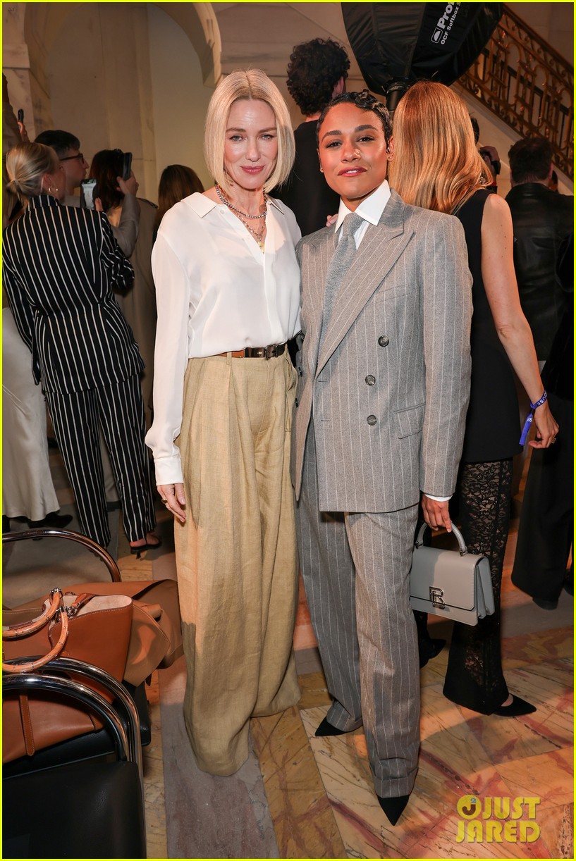 Anne Hathaway Sits Front Row with Michelle Williams & Naomi Watts at ...