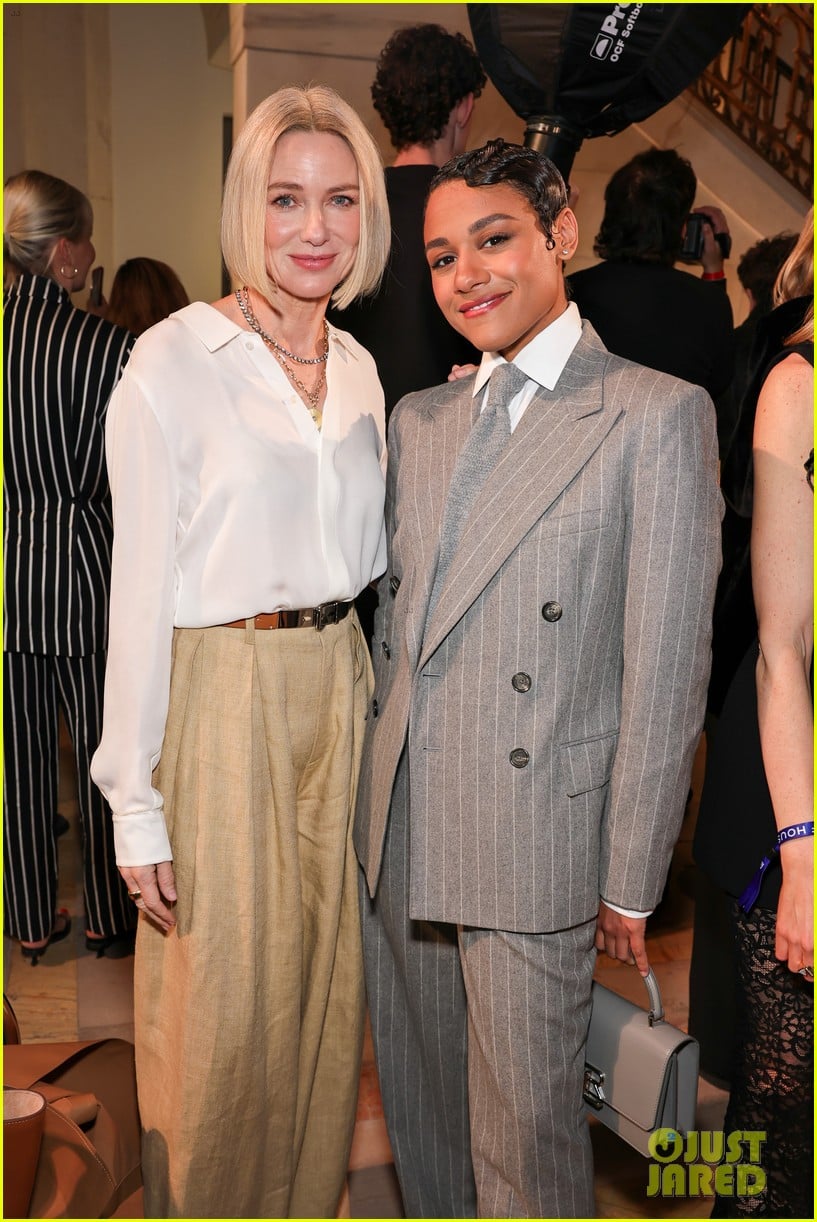 Anne Hathaway Sits Front Row with Michelle Williams & Naomi Watts at ...