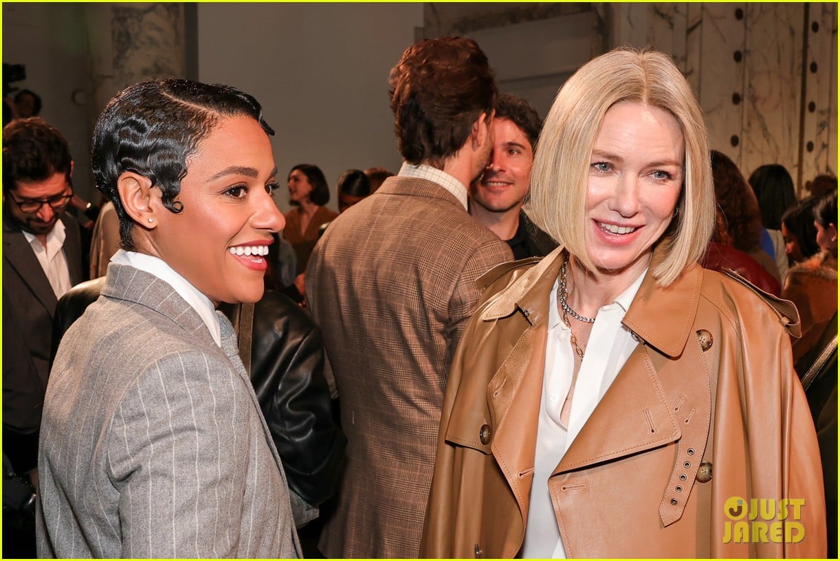 Anne Hathaway Sits Front Row with Michelle Williams & Naomi Watts at ...