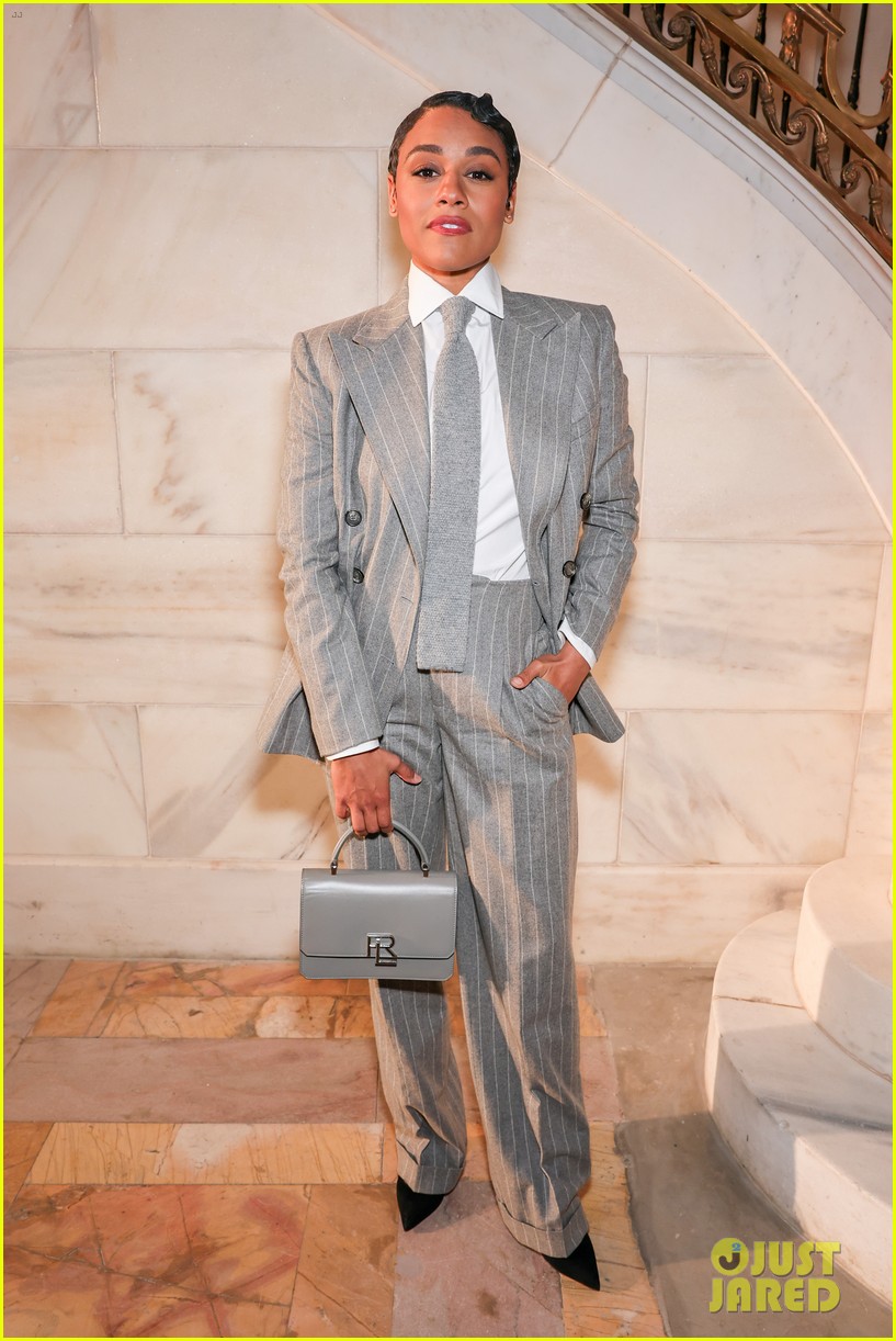 Anne Hathaway Sits Front Row with Michelle Williams & Naomi Watts at ...