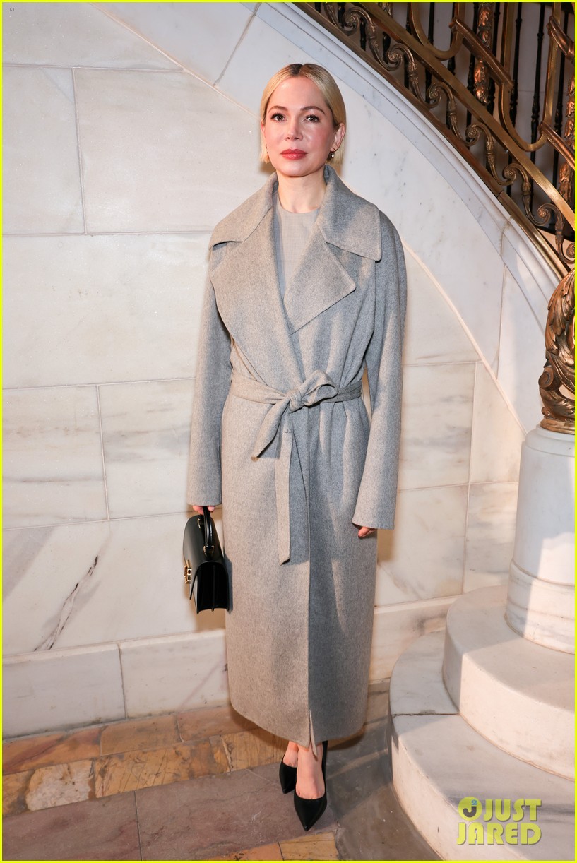 Anne Hathaway Sits Front Row with Michelle Williams & Naomi Watts at ...