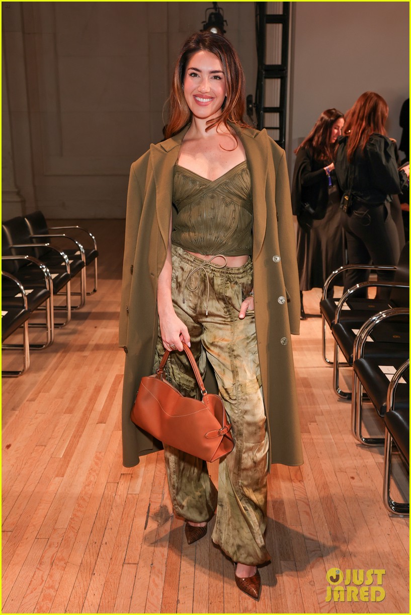 Anne Hathaway Sits Front Row with Michelle Williams & Naomi Watts at ...