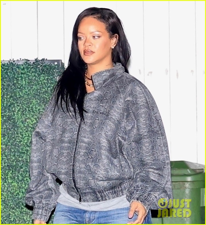 Rihanna Goes Comfy in Sweats While Running Errands in Los Angeles ...