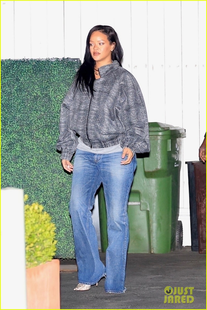 Rihanna Goes Comfy in Sweats While Running Errands in Los Angeles ...
