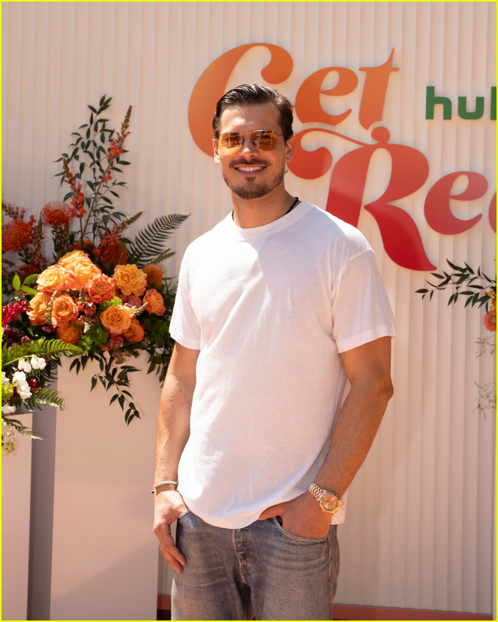 Robert Irwin Goes Shirtless, Carries Snake to Hulu's Get Real Event to Announce 'DWTS' Casting ...