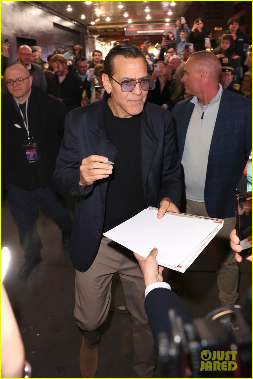 Julia Roberts Catches George Clooney's Broadway Play 'Good Night ...