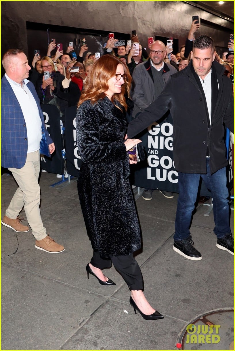 Julia Roberts Catches George Clooney's Broadway Play 'Good Night ...