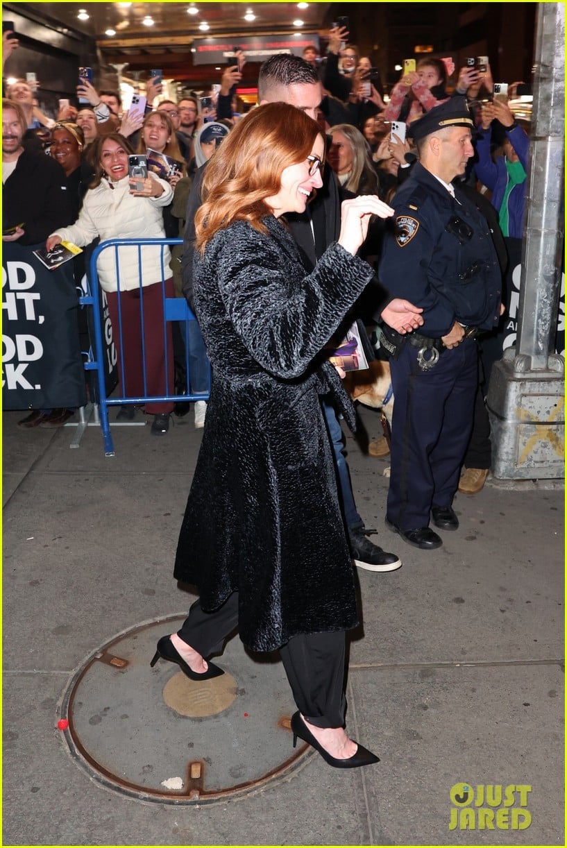 Julia Roberts Catches George Clooney's Broadway Play 'Good Night ...