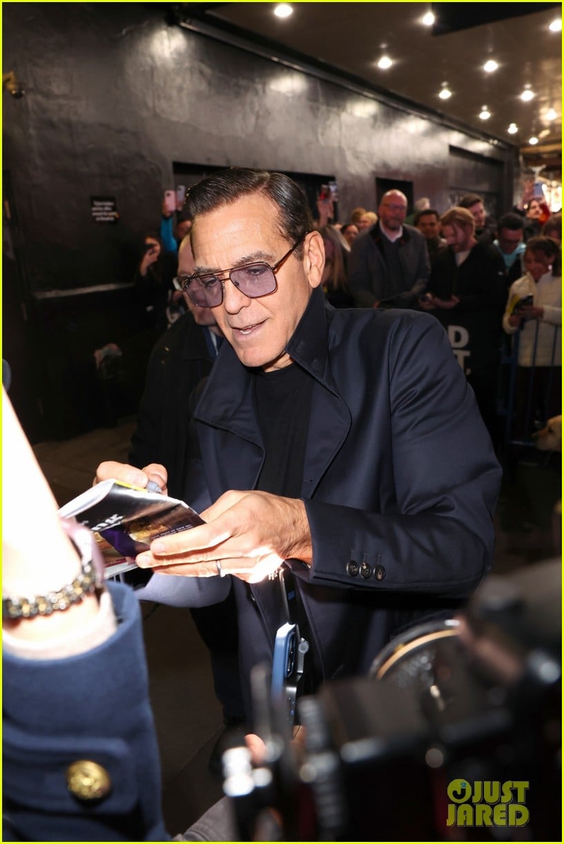 Julia Roberts Catches George Clooney's Broadway Play 'Good Night ...