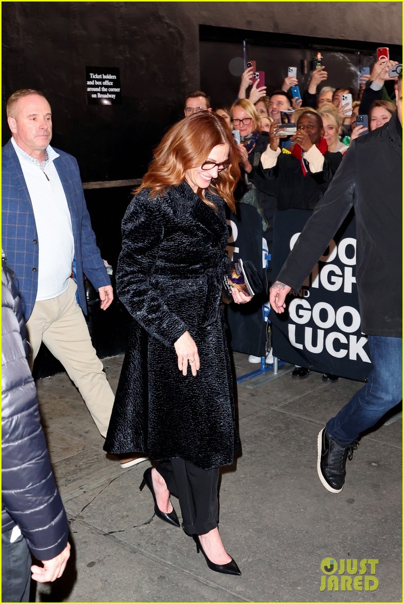 Julia Roberts Catches George Clooney's Broadway Play 'Good Night ...