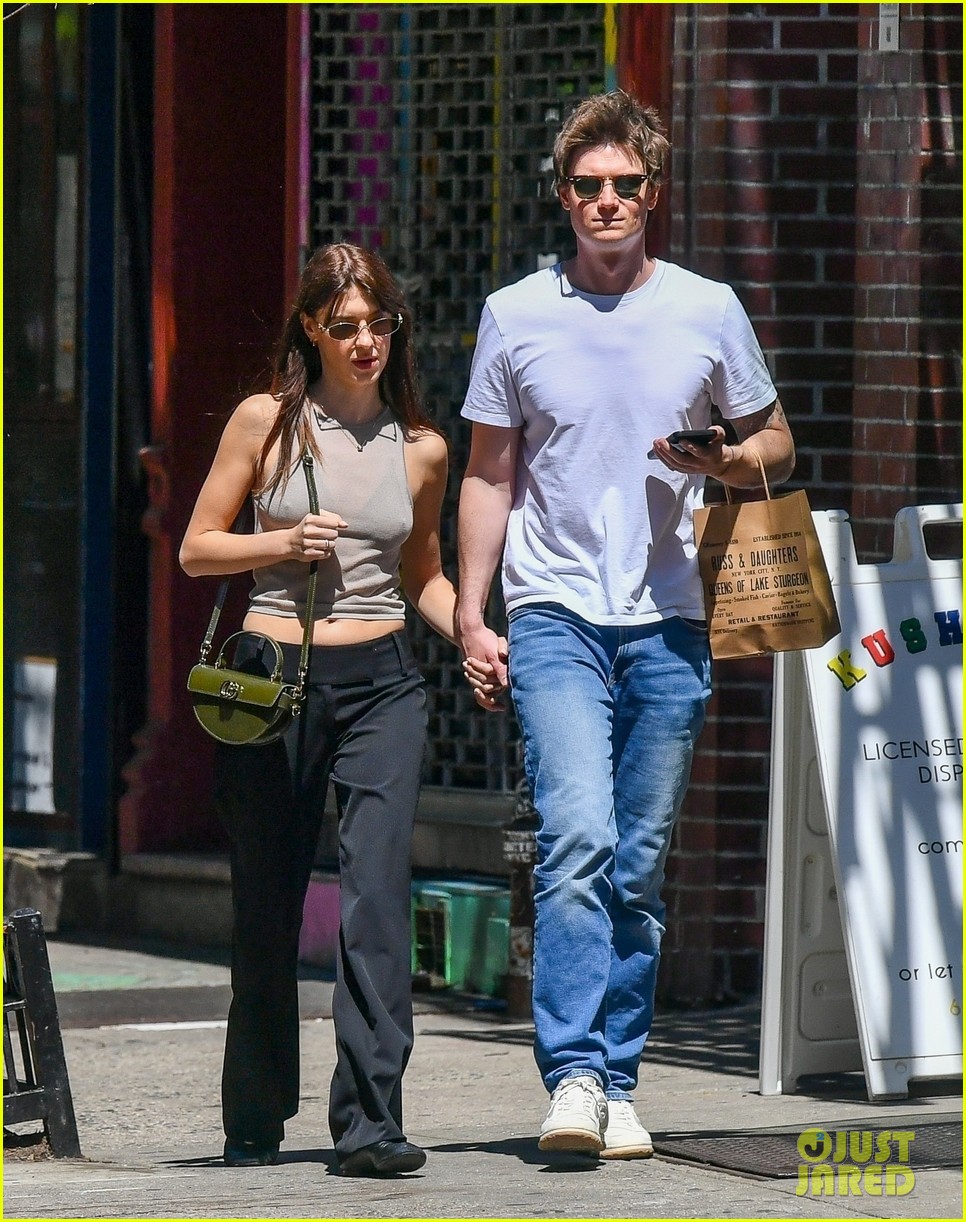 Daisy Edgar-Jones & Boyfriend Ben Seed Hold Hands on Rare Day Out in ...