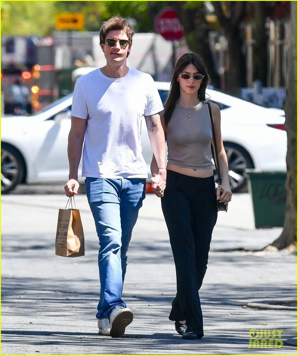 Daisy Edgar-Jones & Boyfriend Ben Seed Hold Hands on Rare Day Out in ...