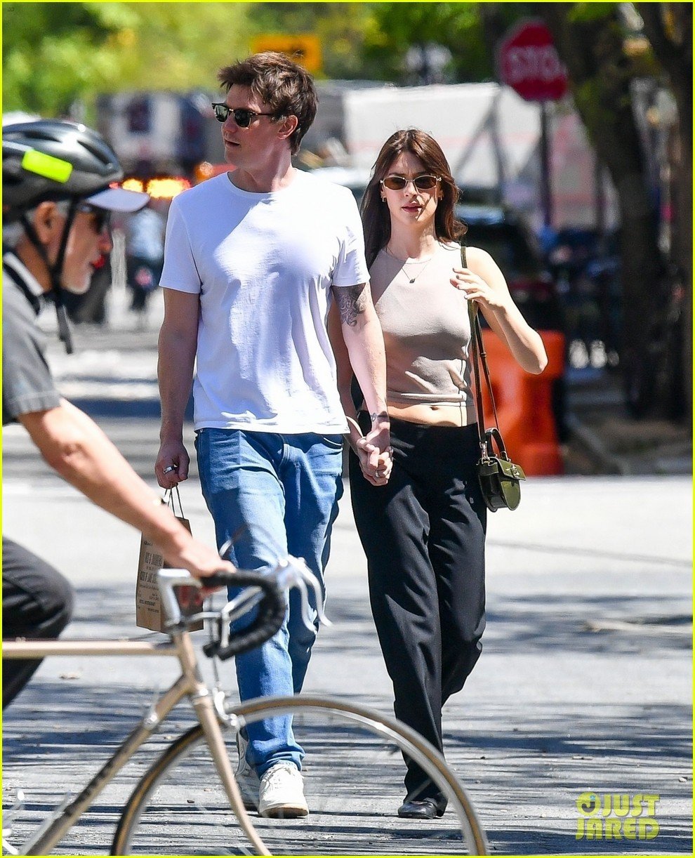 Daisy Edgar-Jones & Boyfriend Ben Seed Hold Hands on Rare Day Out in ...