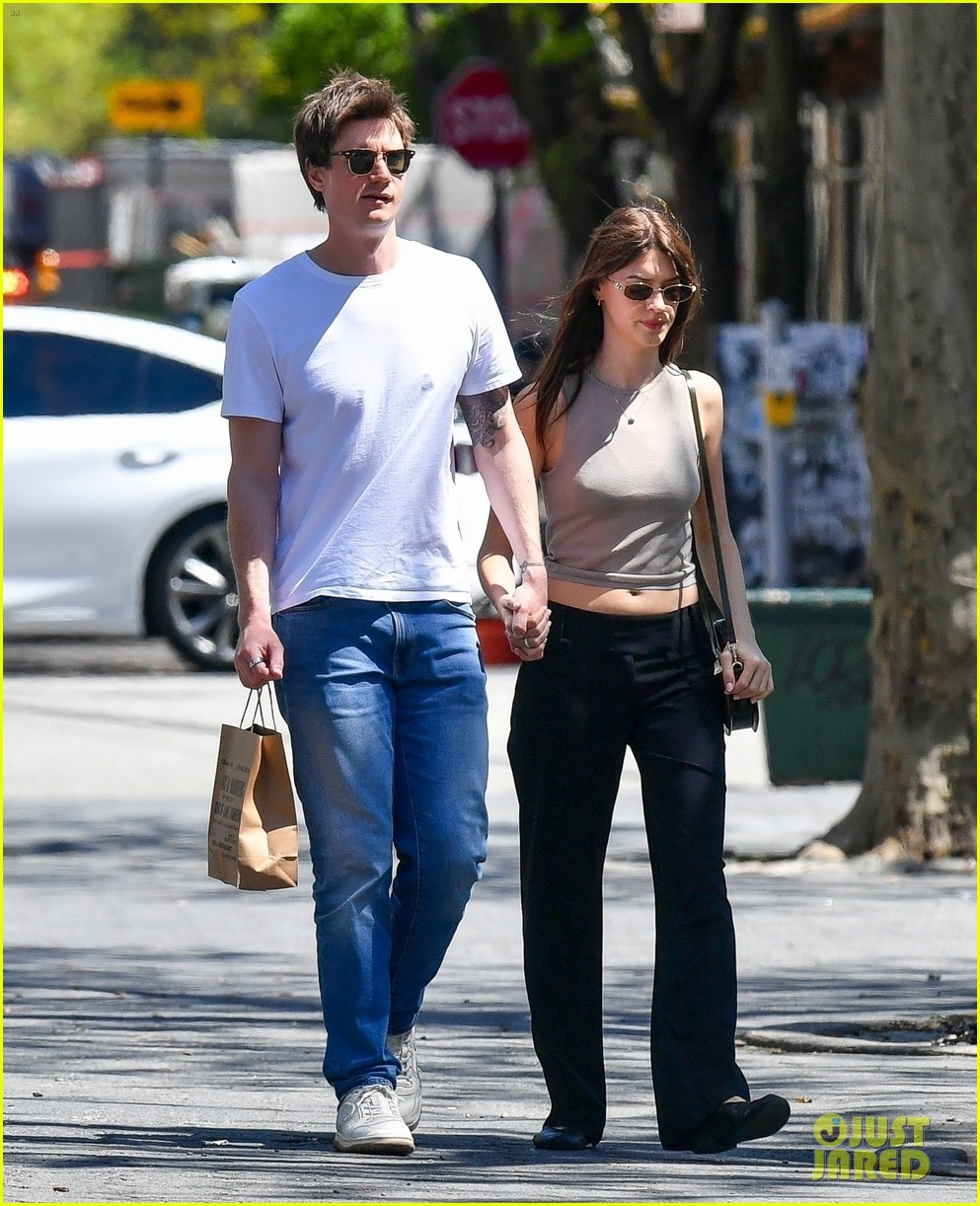 Daisy Edgar-Jones & Boyfriend Ben Seed Hold Hands on Rare Day Out in ...