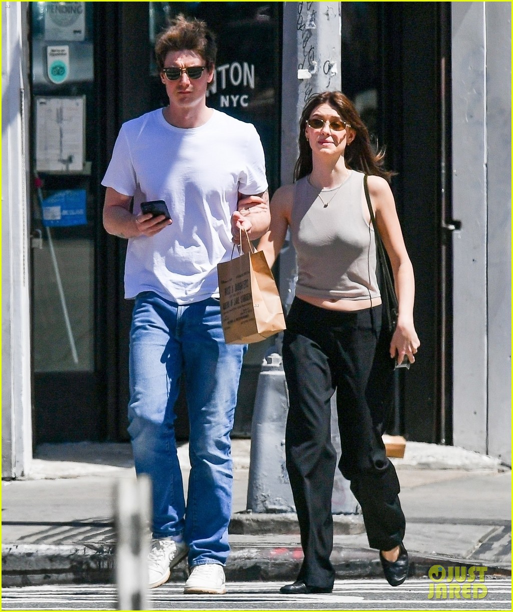 Daisy Edgar-Jones & Boyfriend Ben Seed Hold Hands on Rare Day Out in ...