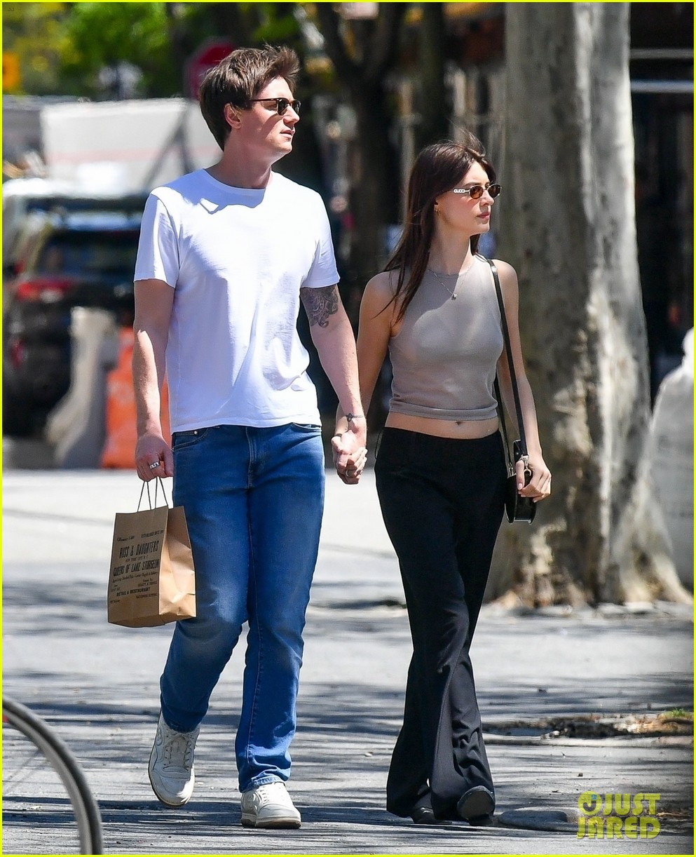 Daisy Edgar-Jones & Boyfriend Ben Seed Hold Hands on Rare Day Out in ...