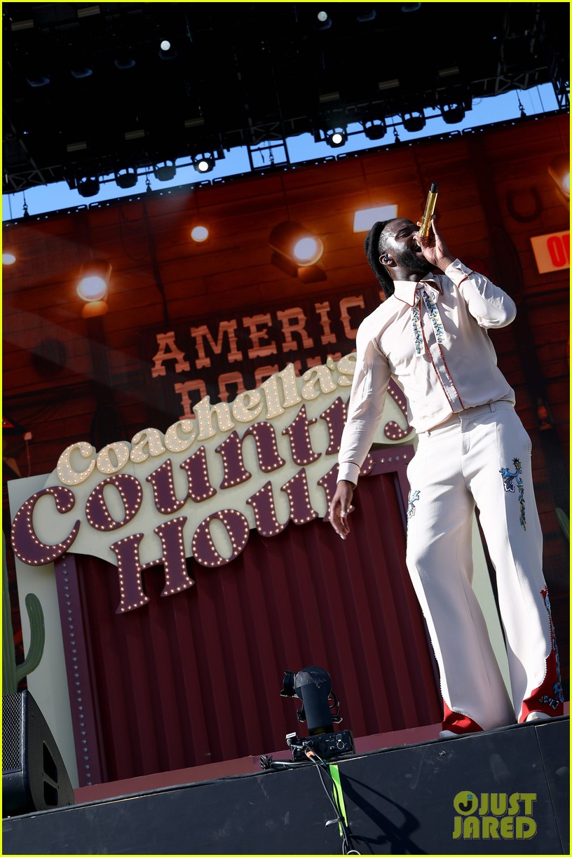 Shaboozey Brings Out Surprise Guest Noah Cyrus for Coachella 2025 ...